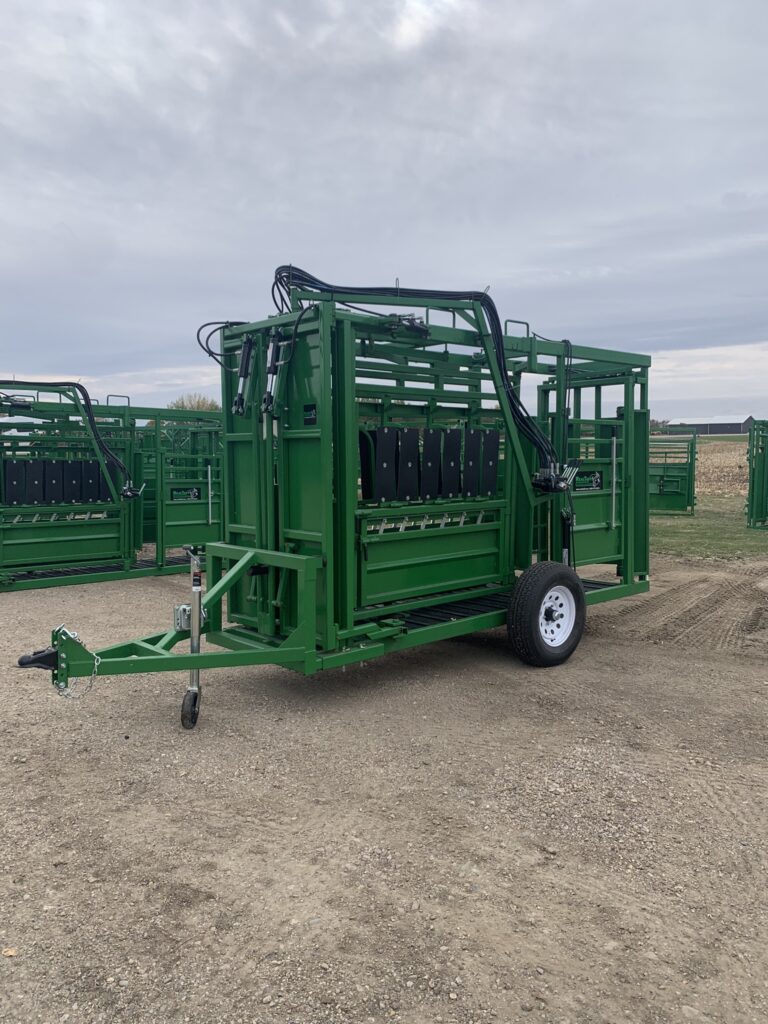 Durable and Versatile Hydraulic Squeeze Chute - Real Tuff